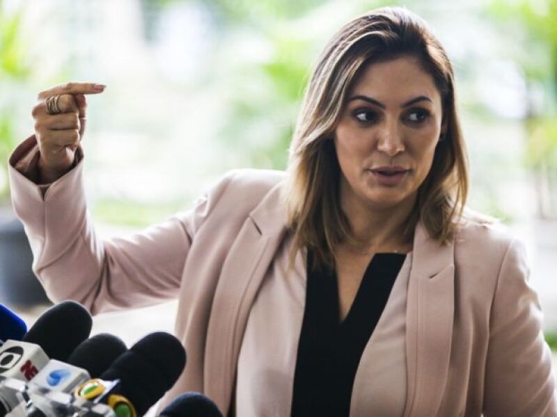 Esposa de Jair Bolsonaro cai na internet, fotos íntimas são exibidas e ...