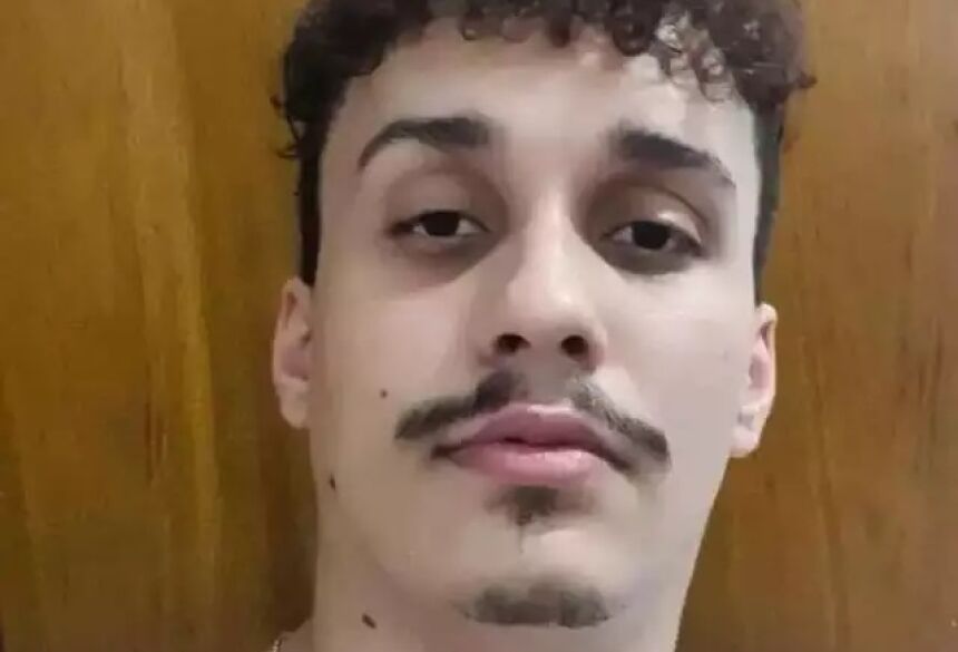 Jovem morre após bater moto em carreta estacionada - Fátima News