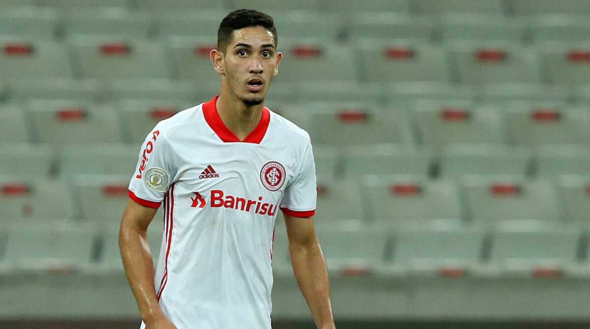 Comparando Maestros do Meio-Campo: Bruno Praxedes versus Seus Pares ...