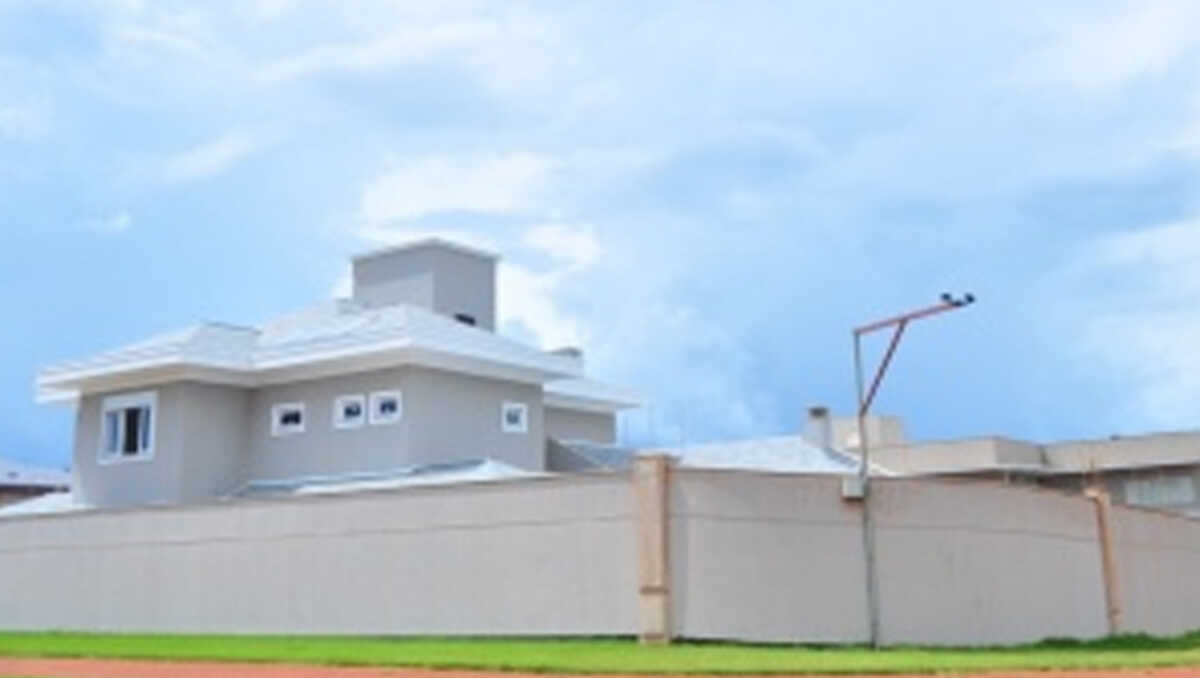 Na 2ª maior cidade de MS, muro alto separa riqueza da miséria dos ...