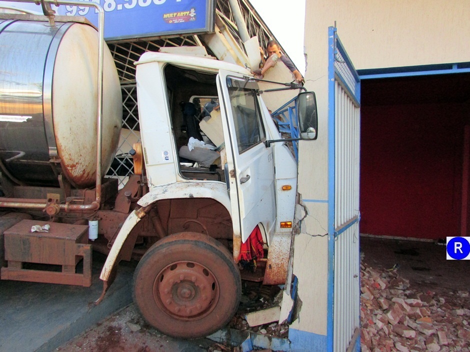Glória de Dourados: Caminhão leiteiro desengata e desce desgovernado e atinge Garagem de ...